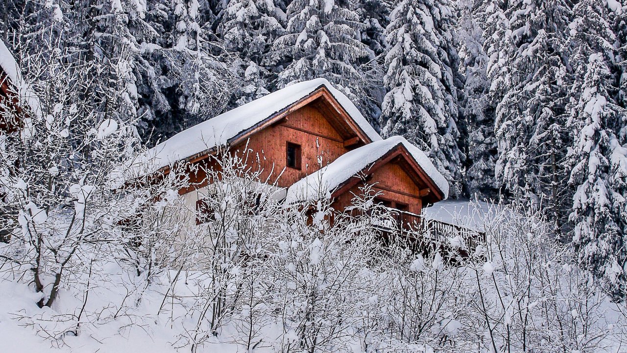Cabañas en el bosque durante el invierno Fondo de pantalla 2k HD ID:10778