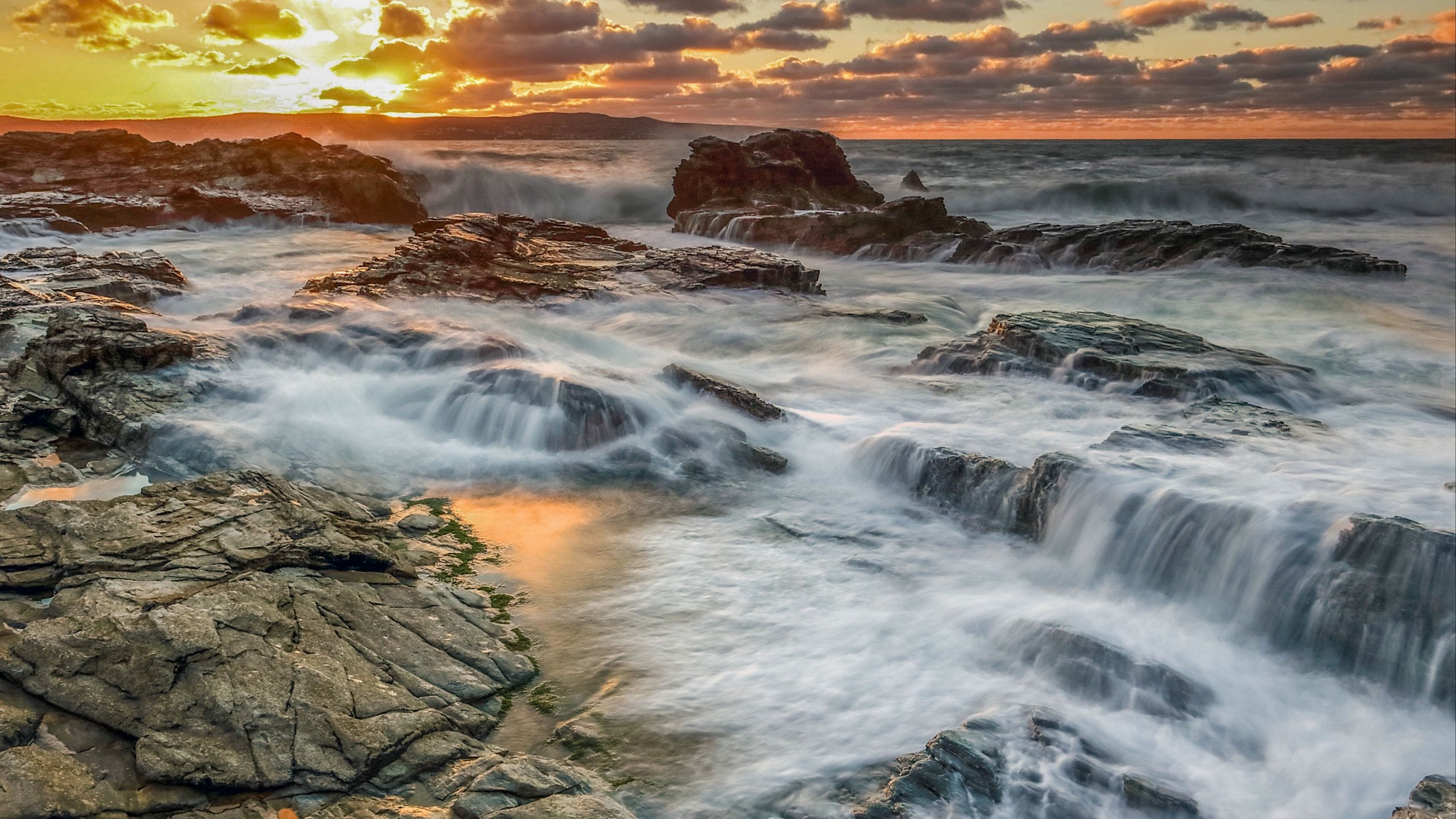 El mar junto a las rocas Fondo de pantalla 4k HD ID:11331